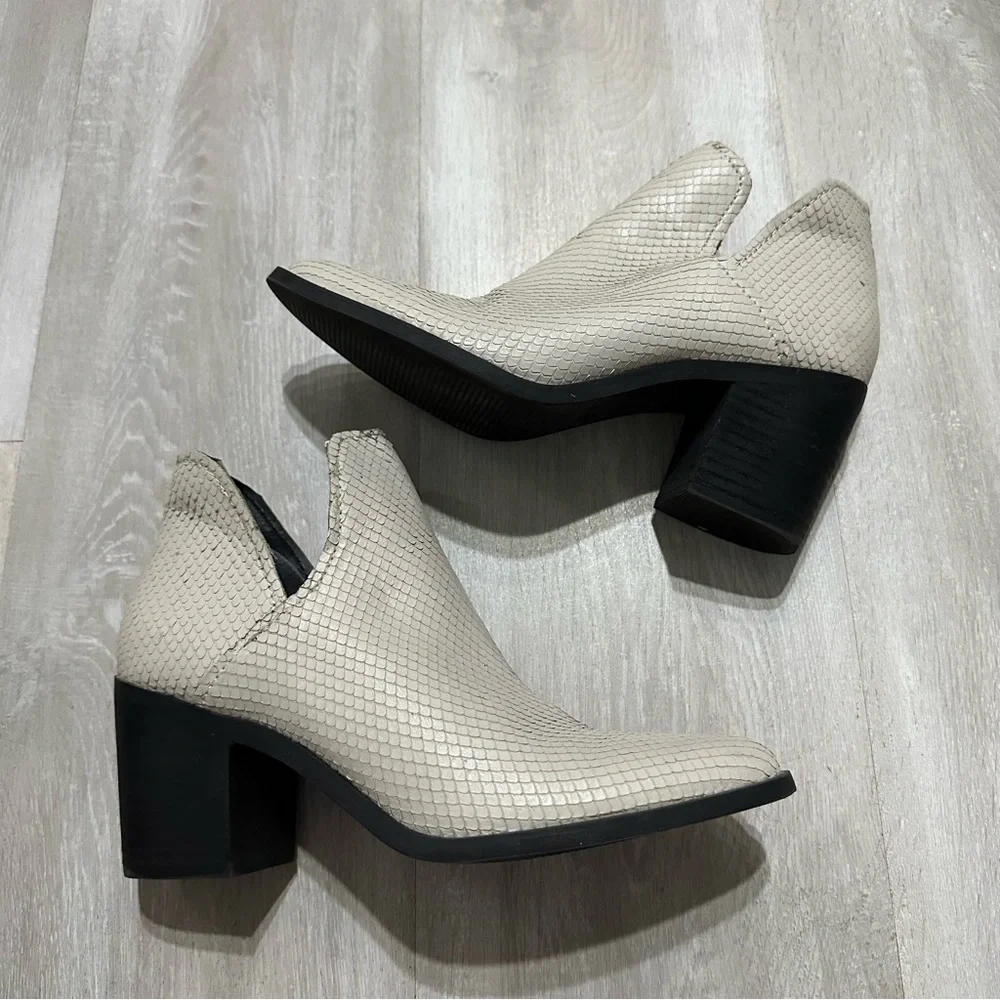 Steve Madden | Shoes | Steve Madden Petra Gray Off White Snake Scale ...